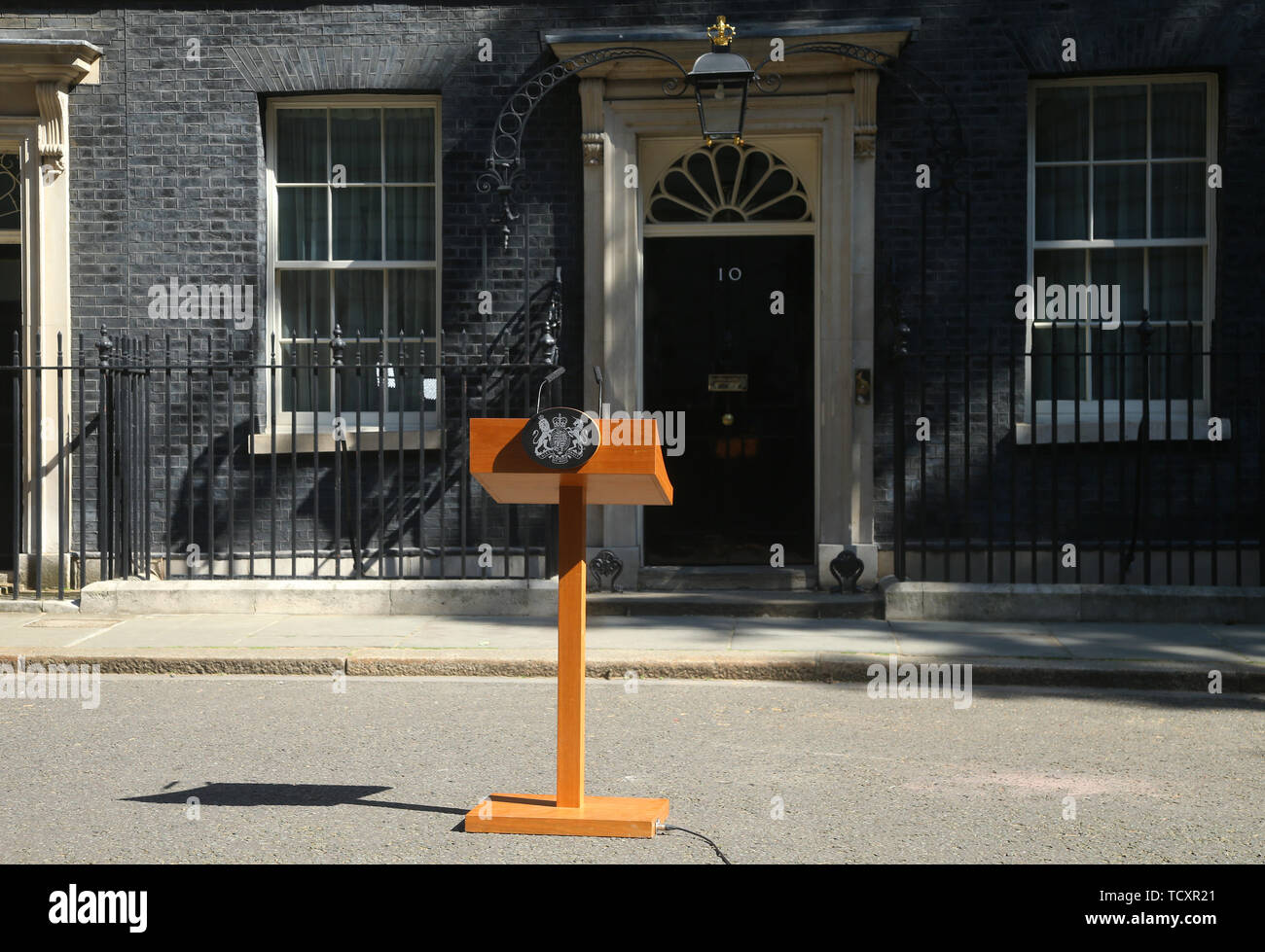 Lectern outside downing street hi-res stock photography and images - Alamy