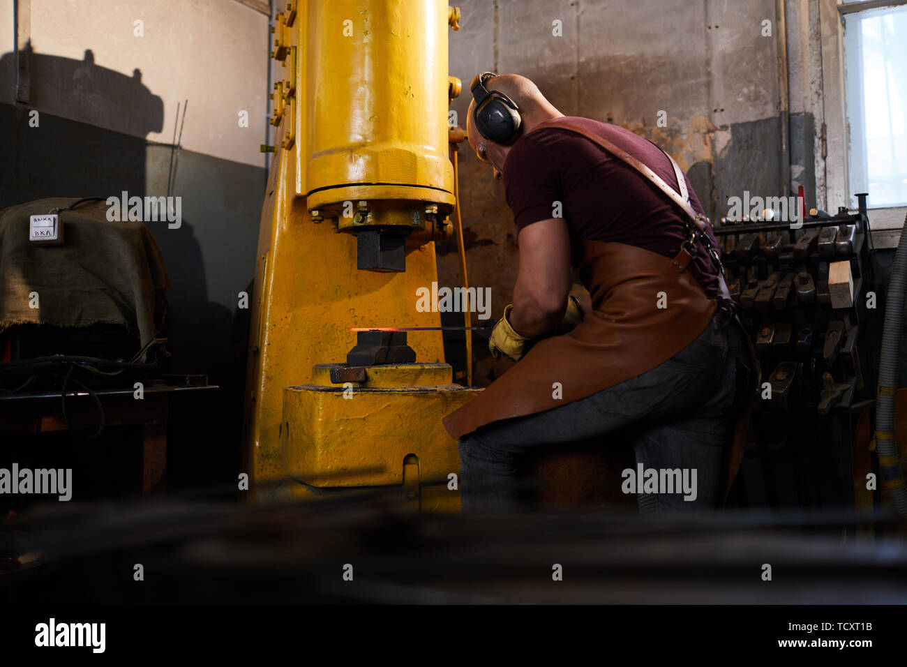 Forging press hi-res stock photography and images - Alamy