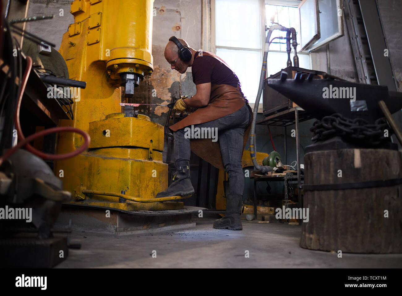 Forging press hi-res stock photography and images - Alamy