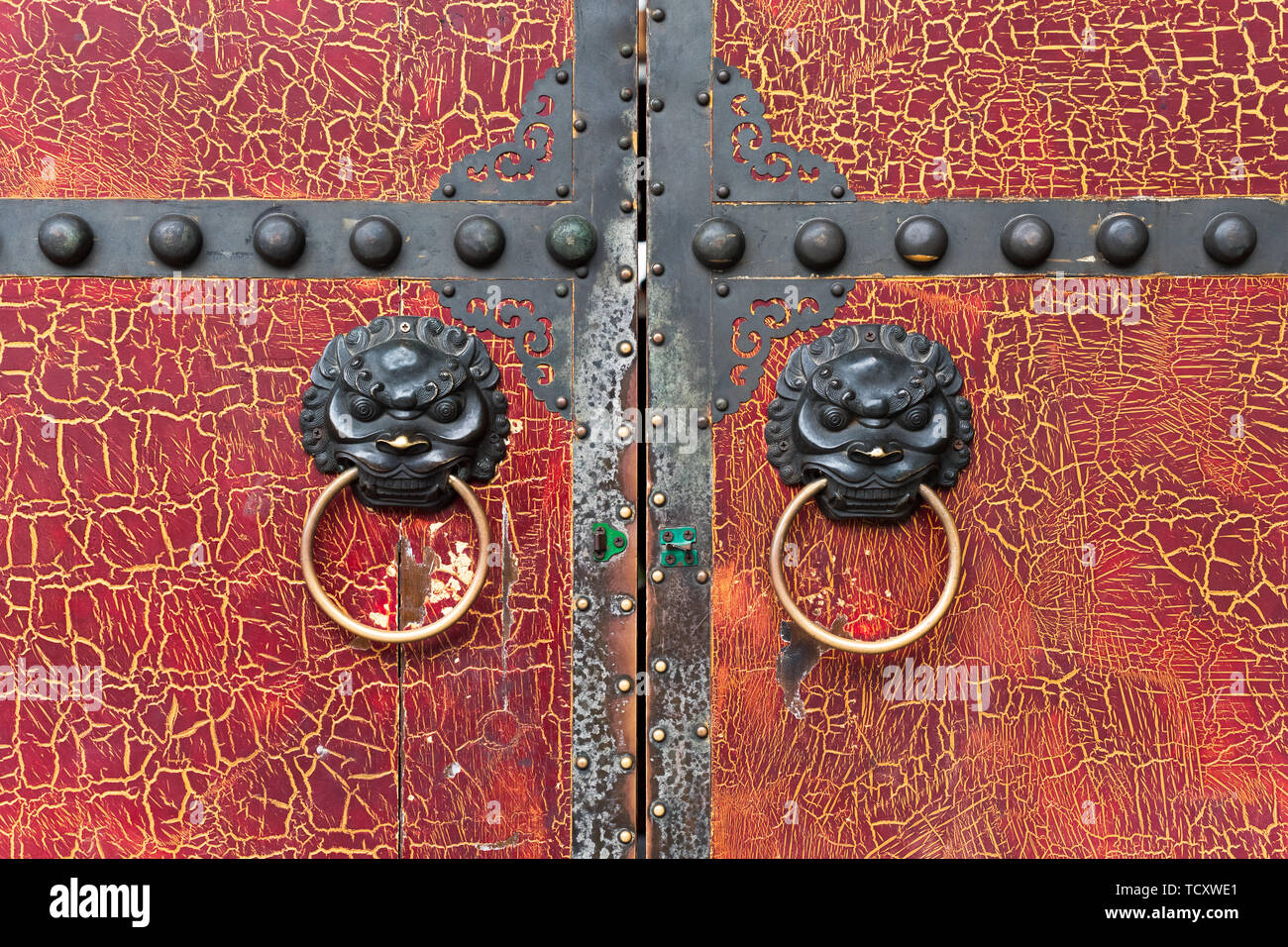 Traditional Chinese wooden door Stock Photo - Alamy