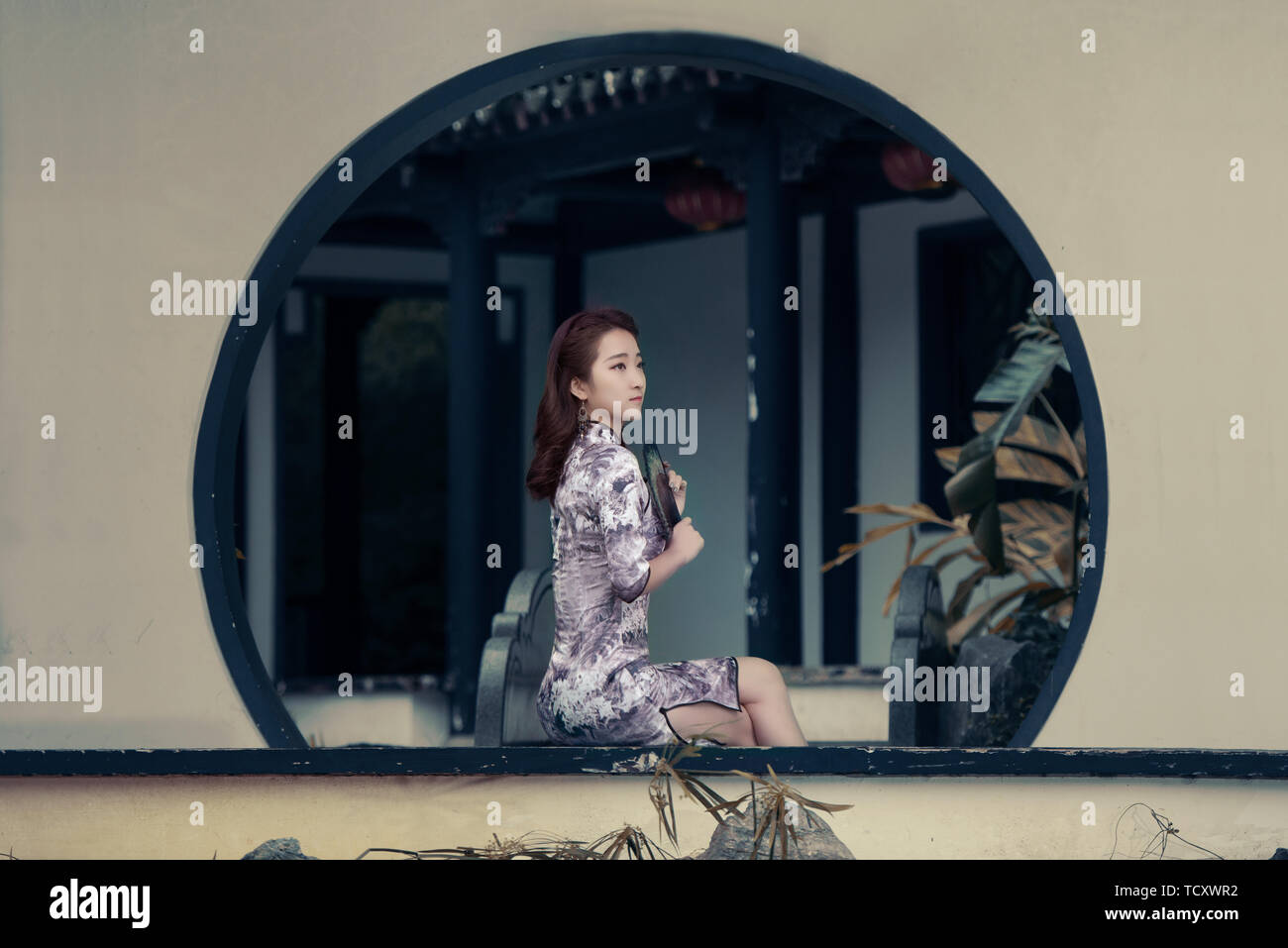 Cheongsam woman fan hi-res stock photography and images - Alamy
