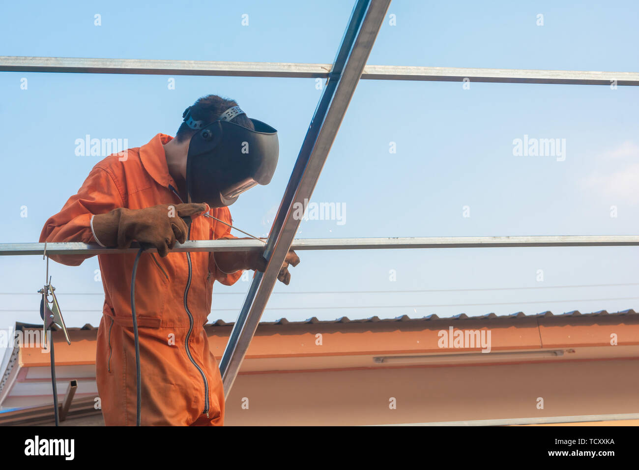 Man welding roof hi-res stock photography and images - Alamy