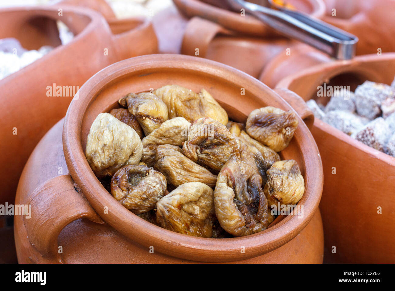 Fresh figs in clay hi-res stock photography and images - Alamy