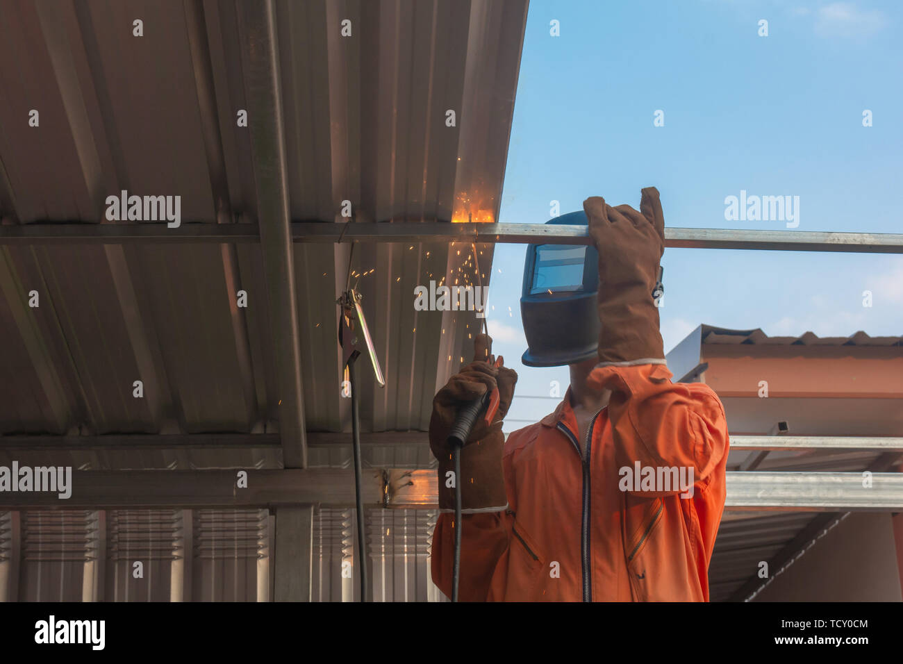 Man welding roof hi-res stock photography and images - Alamy