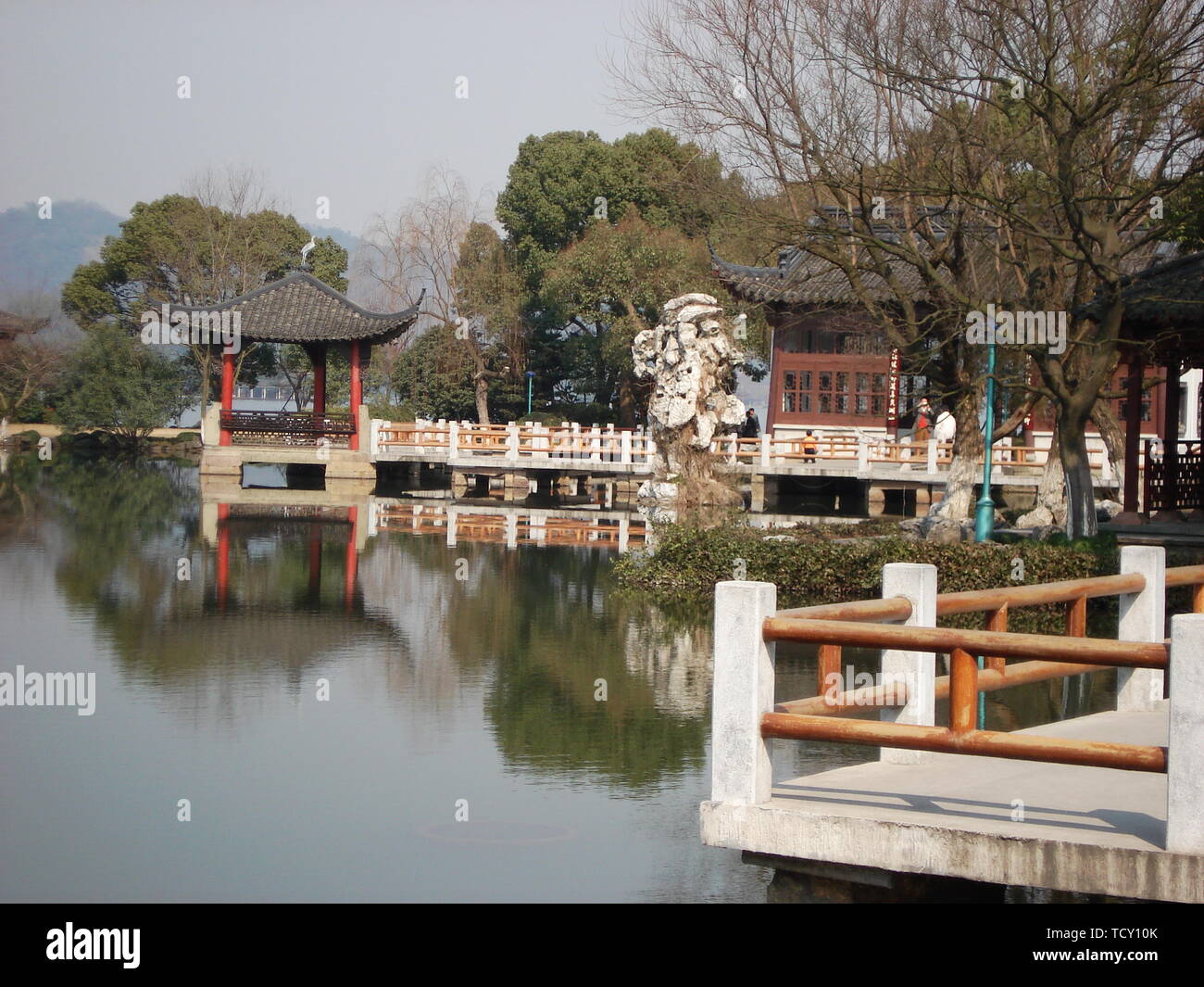Reflections of canals and scenic gardens hi-res stock photography and ...