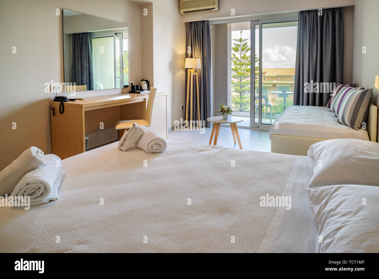 Luxury modern hotel room Stock Photo - Alamy