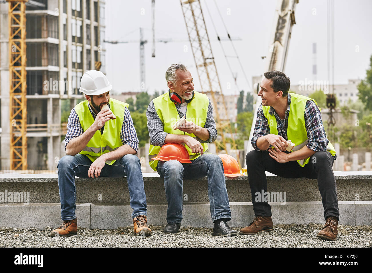 Construction worker eating hi-res stock photography and images - Alamy