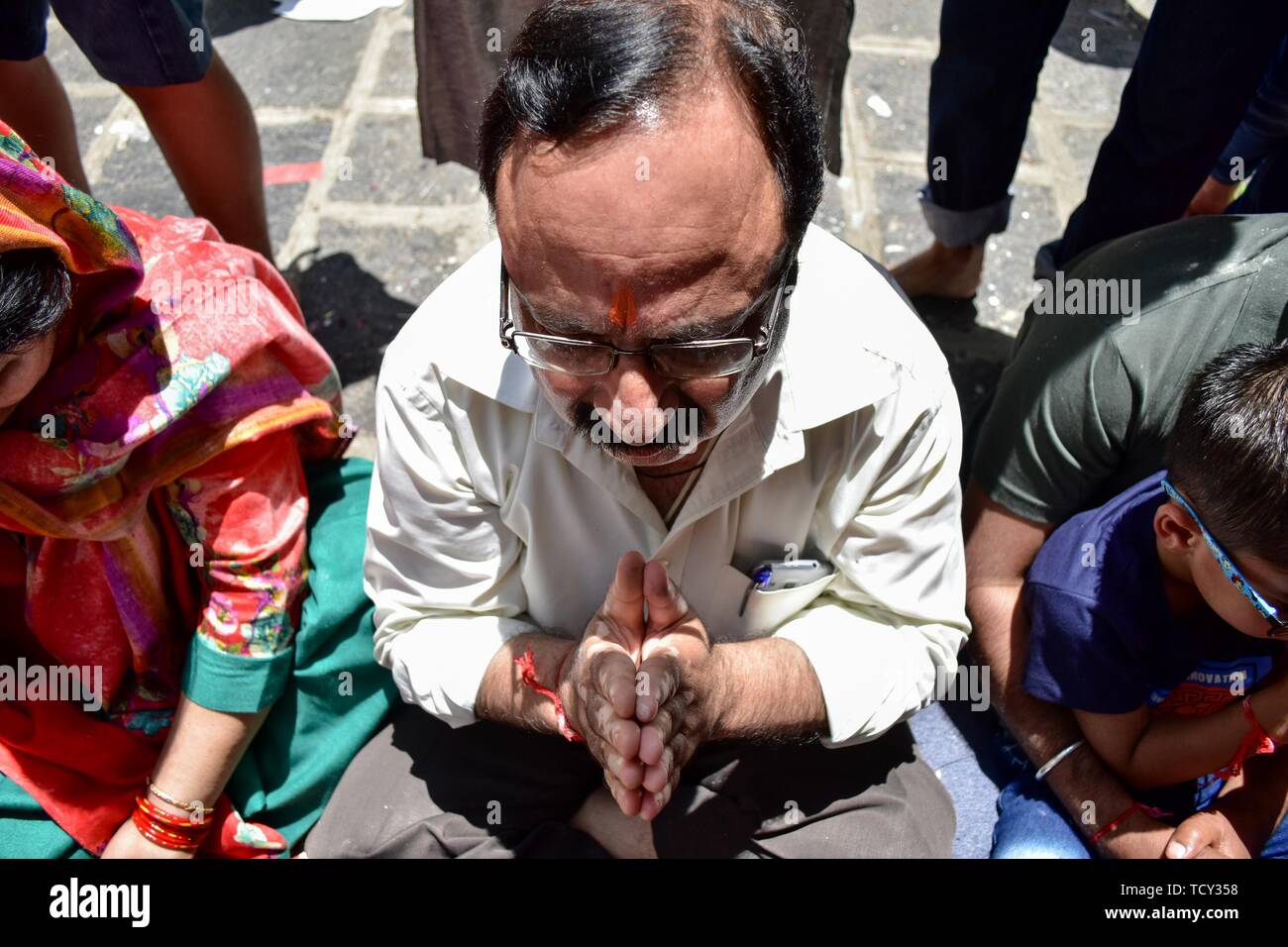 Hindu devotee temple hi-res stock photography and images - Alamy