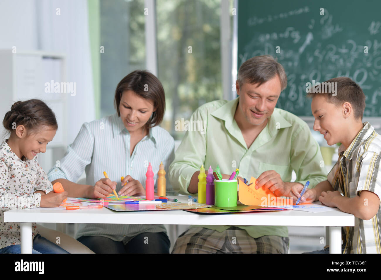 Family coloring together table hi-res stock photography and images - Alamy
