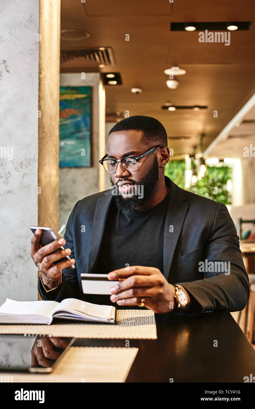 African american app finance hi-res stock photography and images - Alamy