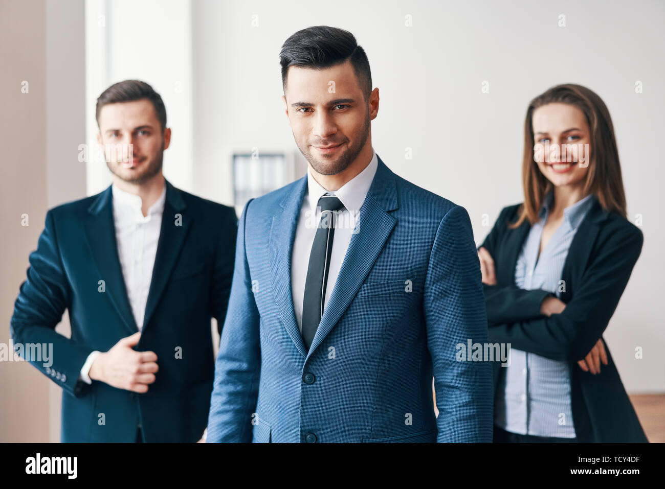 Group of successful business people with their leader in front ...