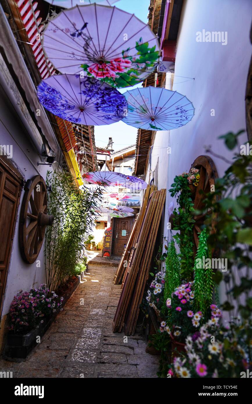 Street view of the ancient city of Lijiang Stock Photo - Alamy