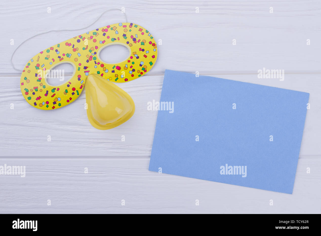 Kid paper mask hi-res stock photography and images - Alamy