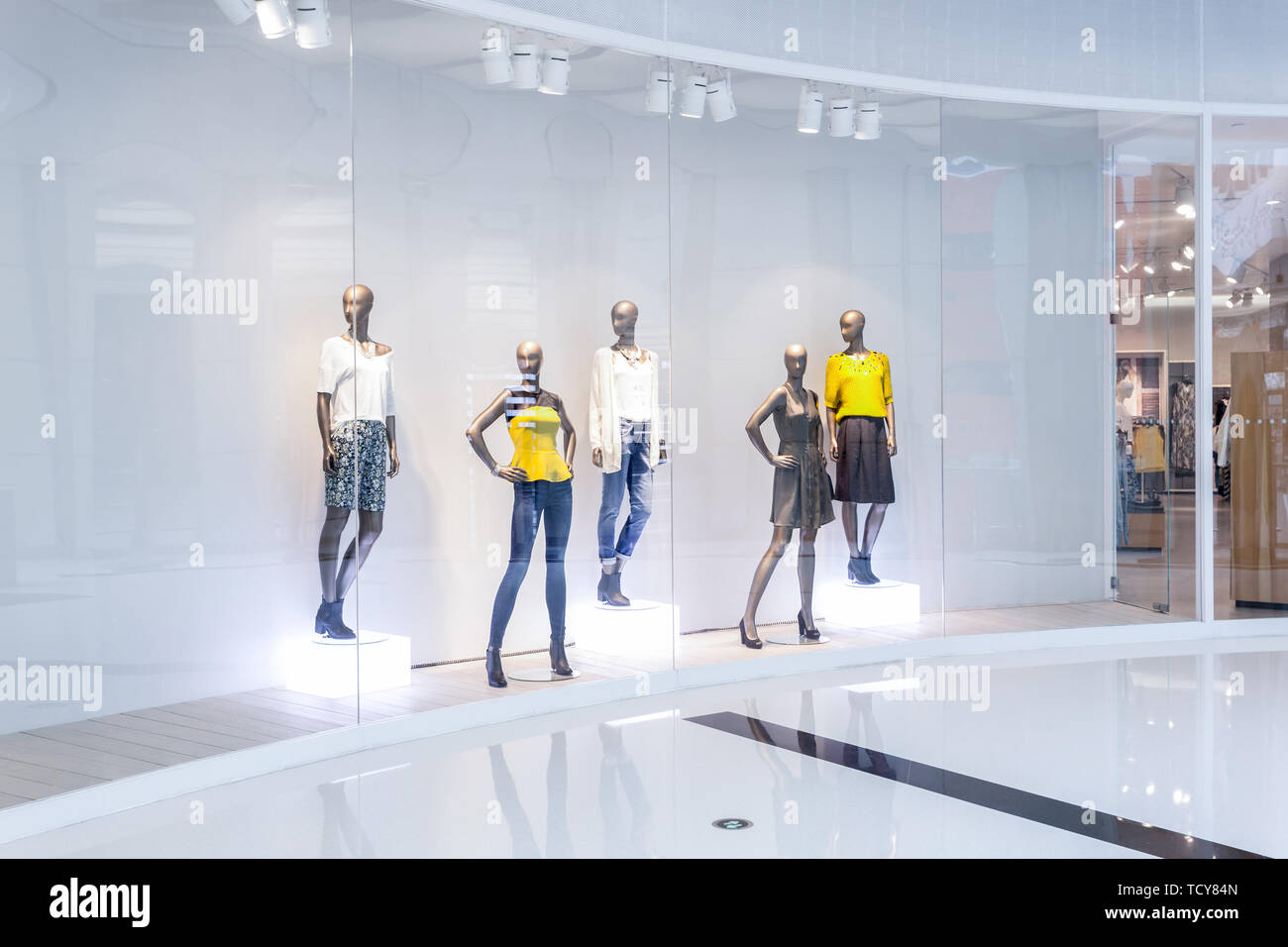 Mannequins in fashion shopfront Stock Photo - Alamy