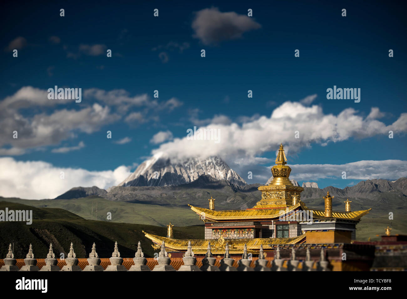 Sichuan tourism kangding tourism hi-res stock photography and images ...