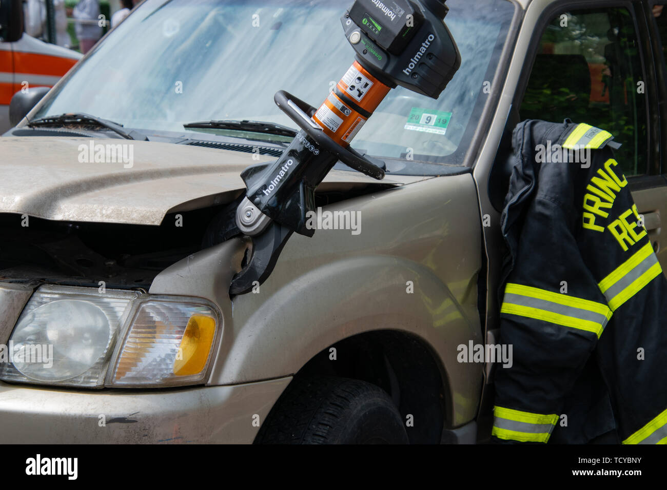 Firefighter jaws of life hi-res stock photography and images - Alamy