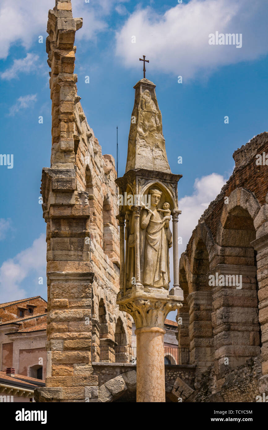 Virgin mary statue italy hi-res stock photography and images - Alamy