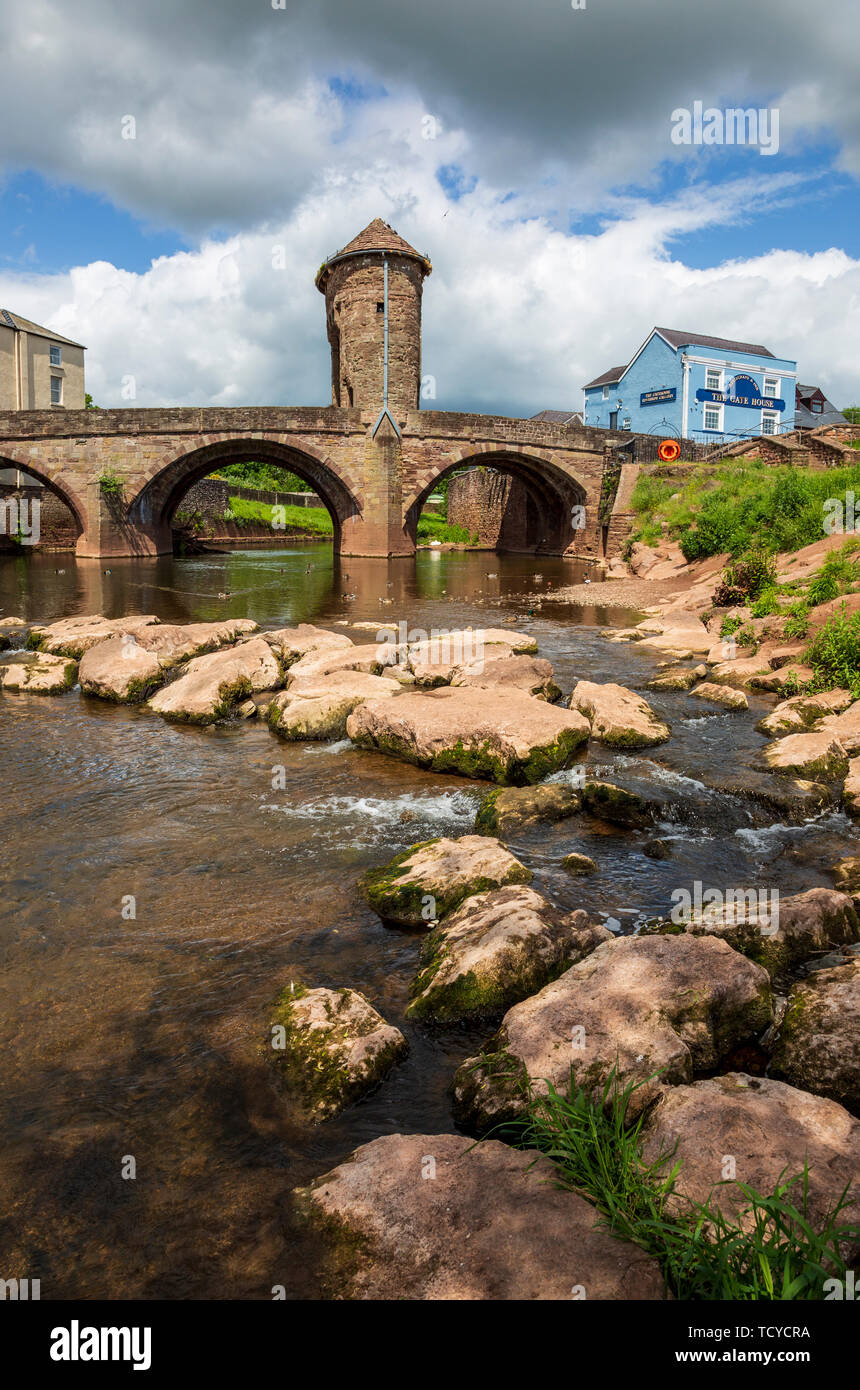 The Gate Tower of the 13th Century fortified Monnow Bridge in Monmouth ...