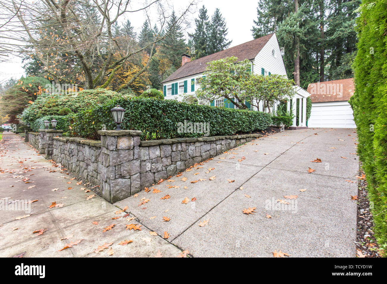 Empty front yard hi-res stock photography and images - Alamy
