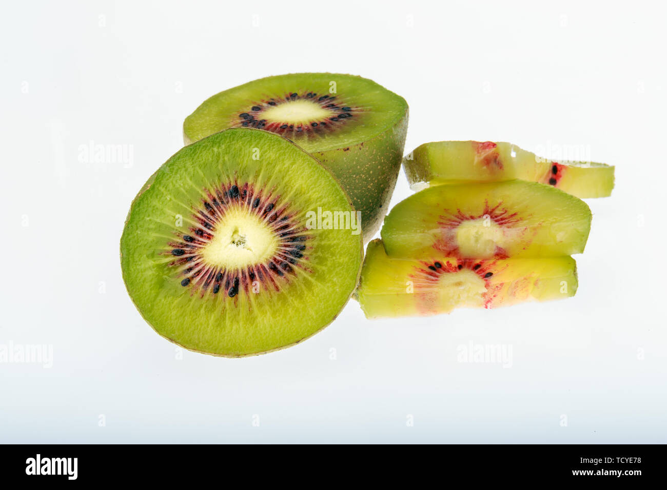 Red heart kiwi fruit hi-res stock photography and images - Alamy