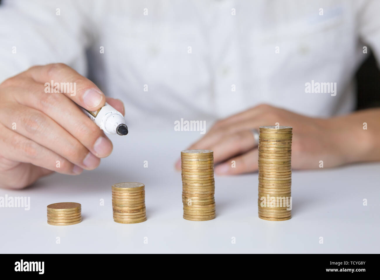 Hand sorting coins hi-res stock photography and images - Alamy