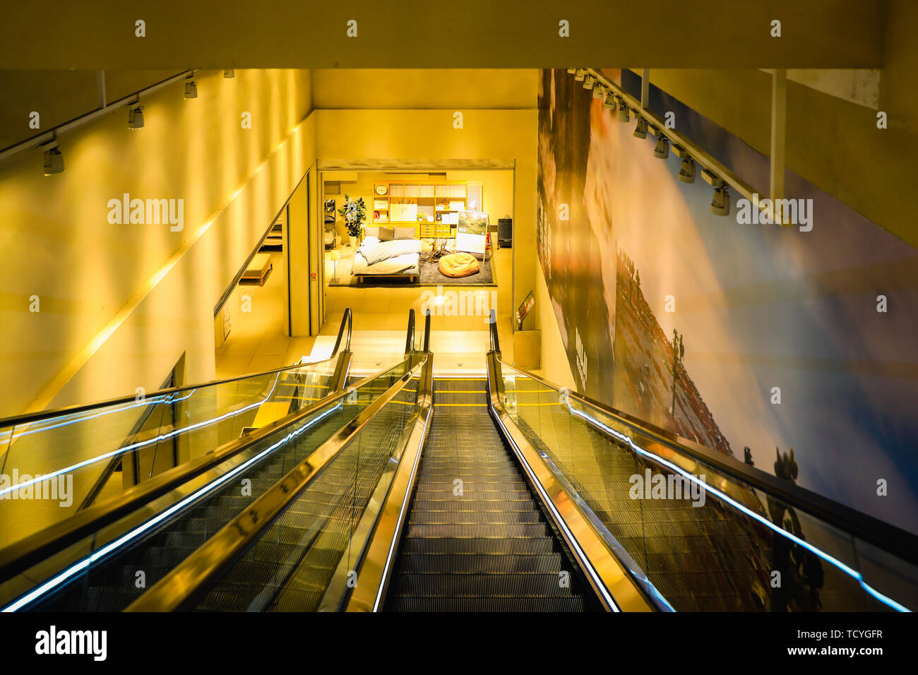 Elevator convergence line, indoor view Stock Photo - Alamy