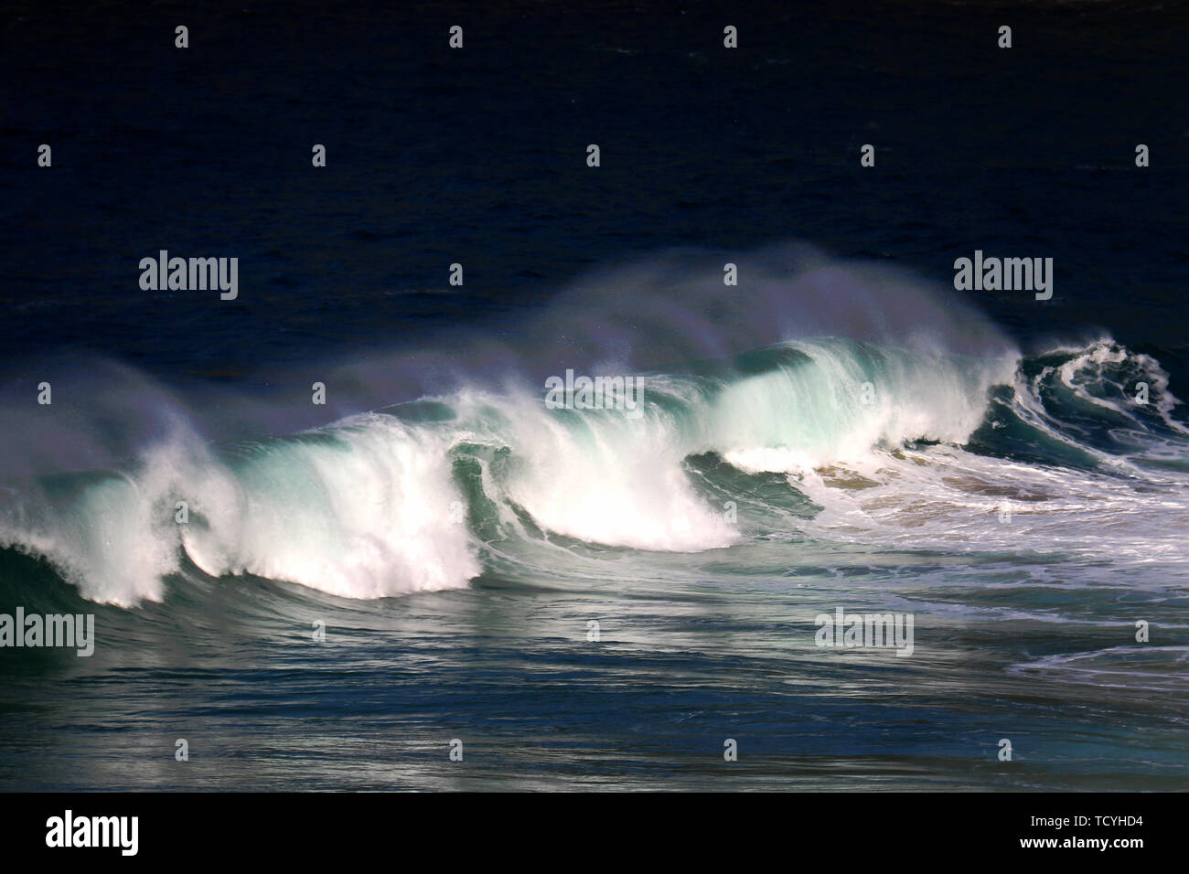 Clear blue ocean churning waves hi-res stock photography and images - Alamy