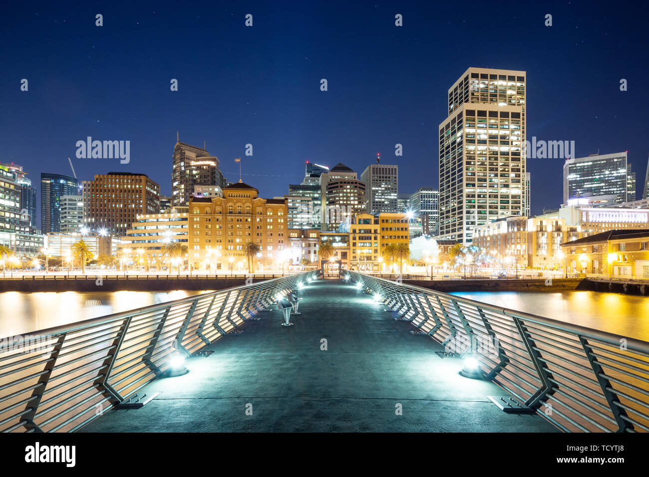 Urban footpath at night hi-res stock photography and images - Alamy