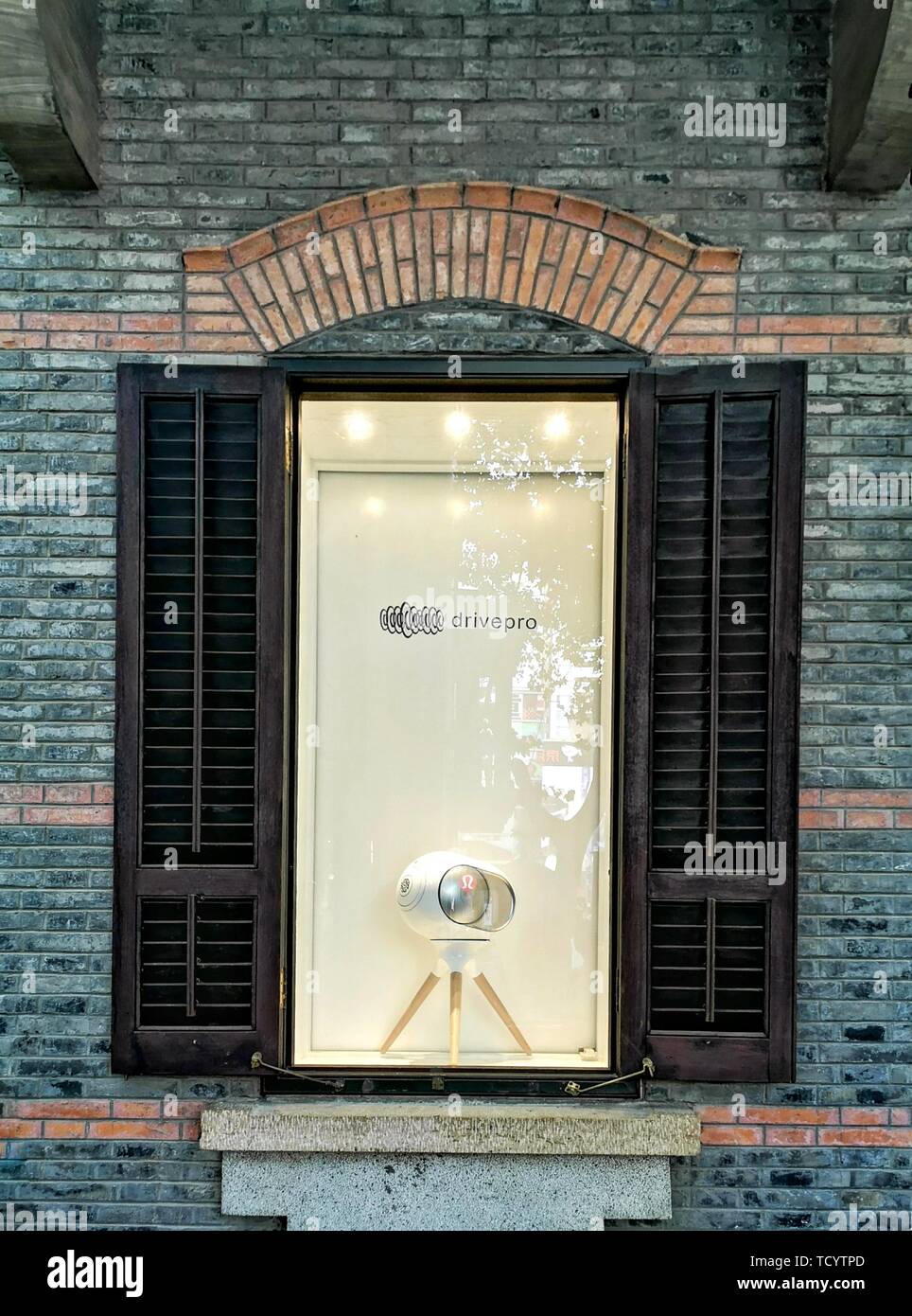 Shikumen houses hi-res stock photography and images - Alamy