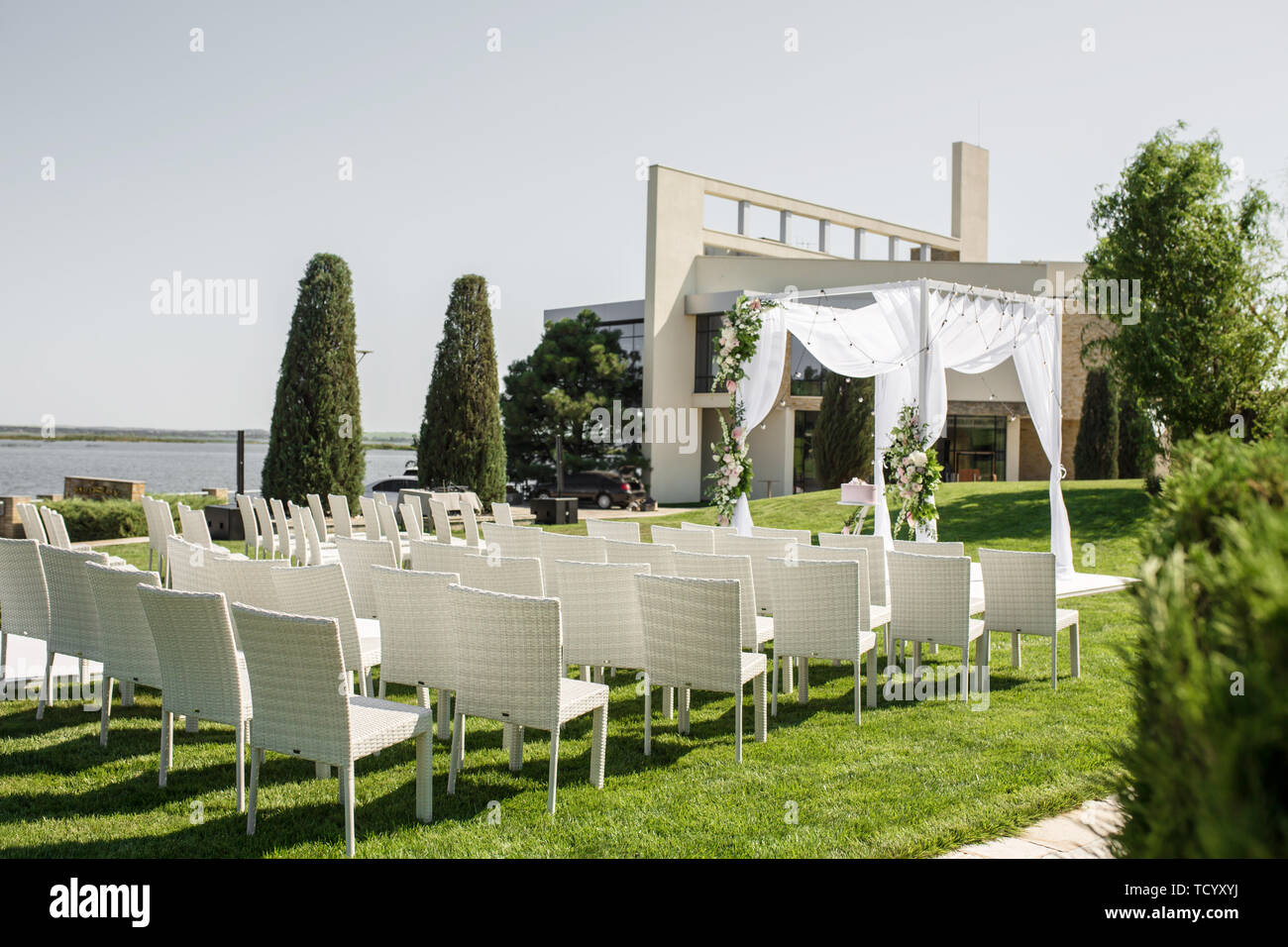 Beautiful outgoing wedding set up. Jewish Hupa on romantic wedding ...