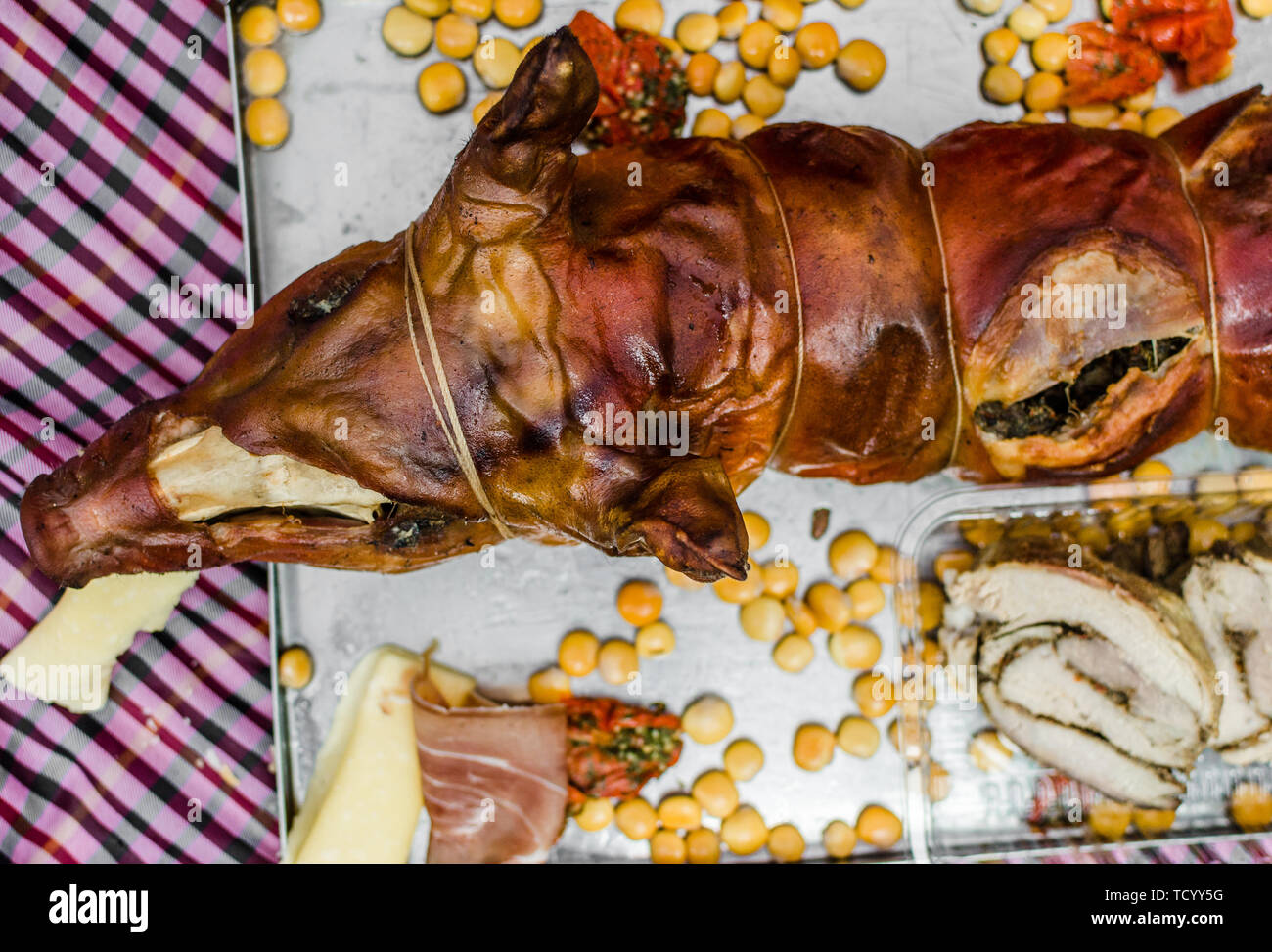 Whole Roasted Pig High Resolution Stock Photography and Images - Alamy