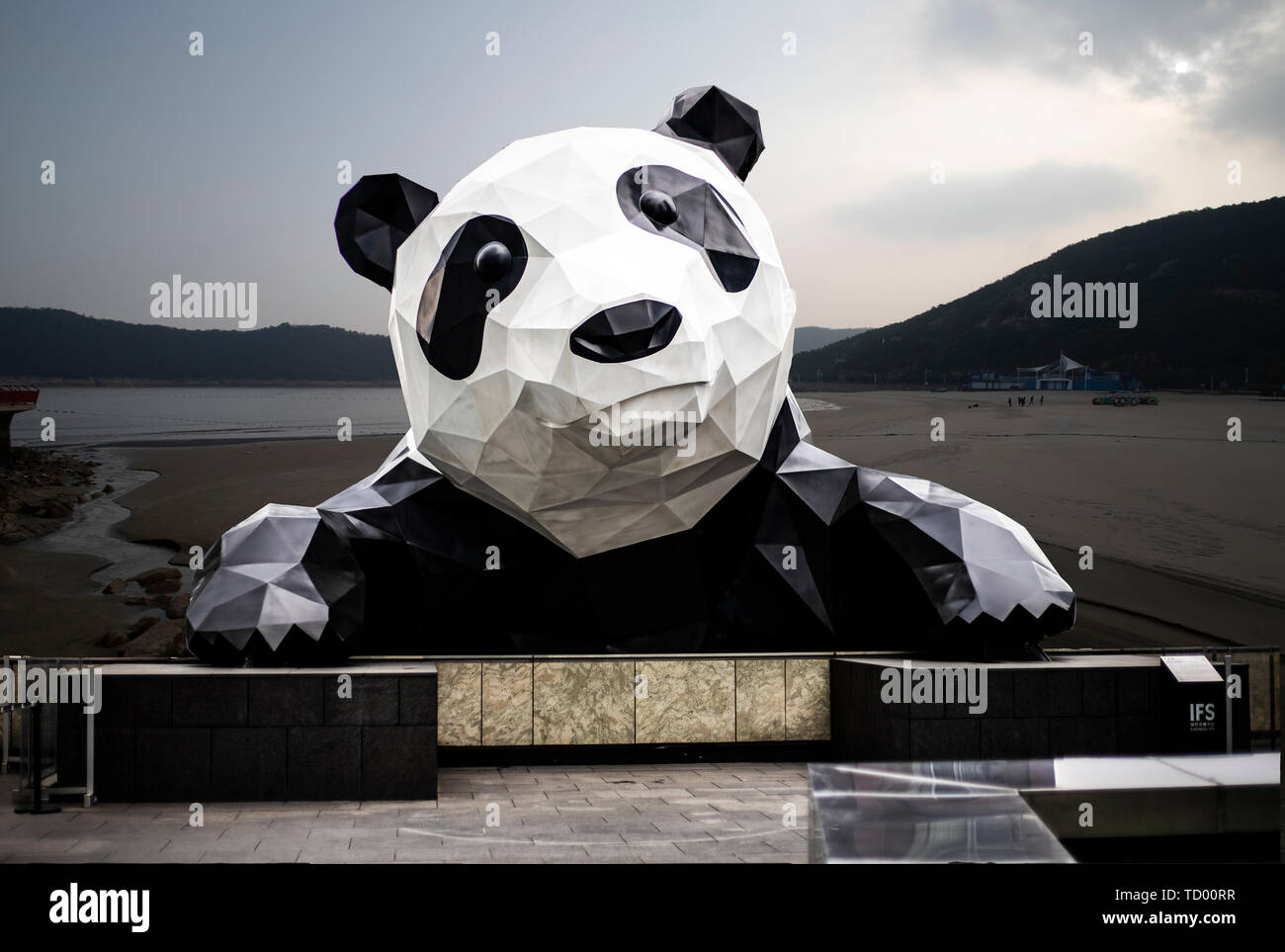 Chengdu landmark ifs panda to visit Ningbo city on the shore of the ...