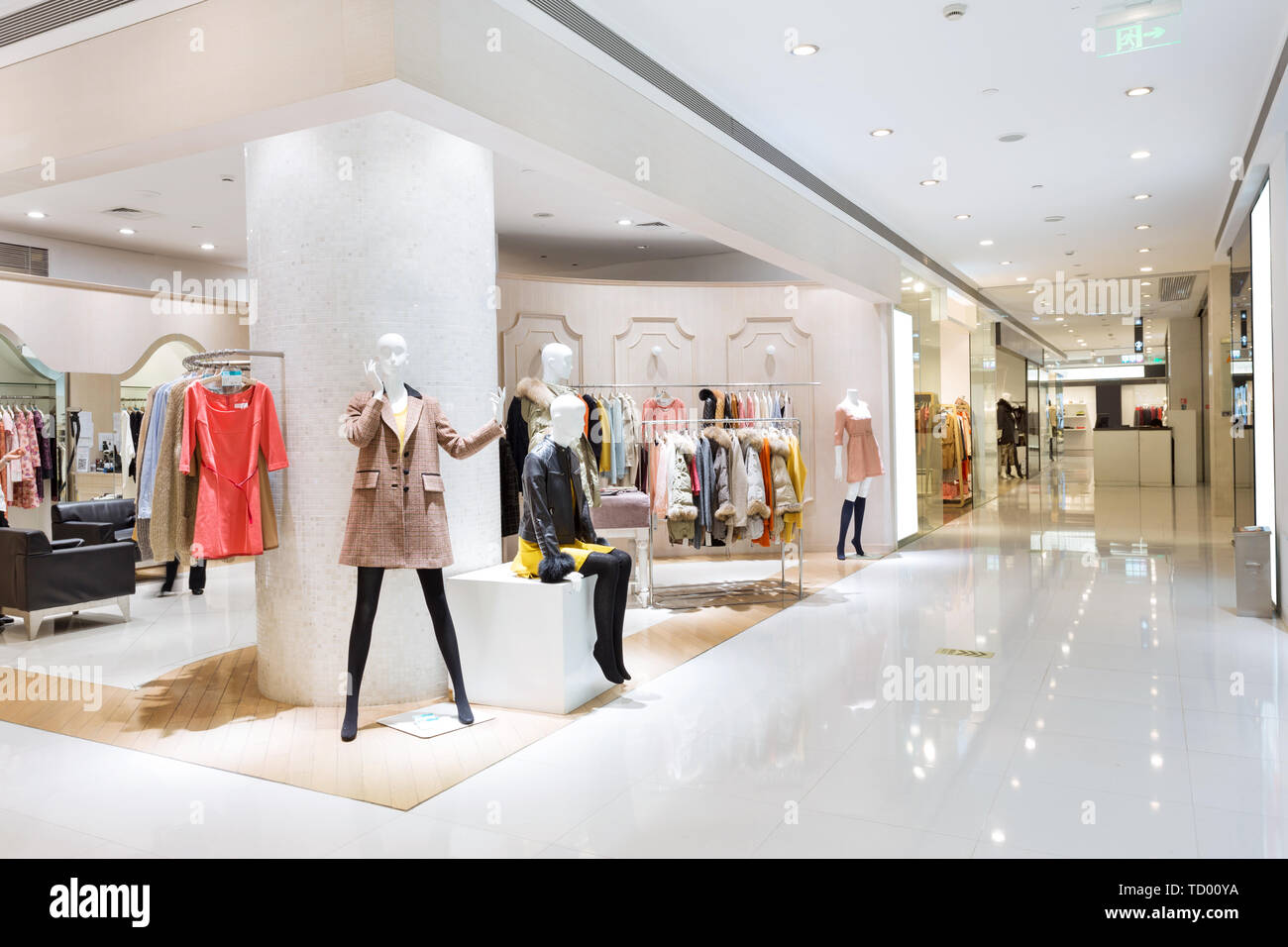 Boutique display window with mannequins in fashionable dresses Stock ...