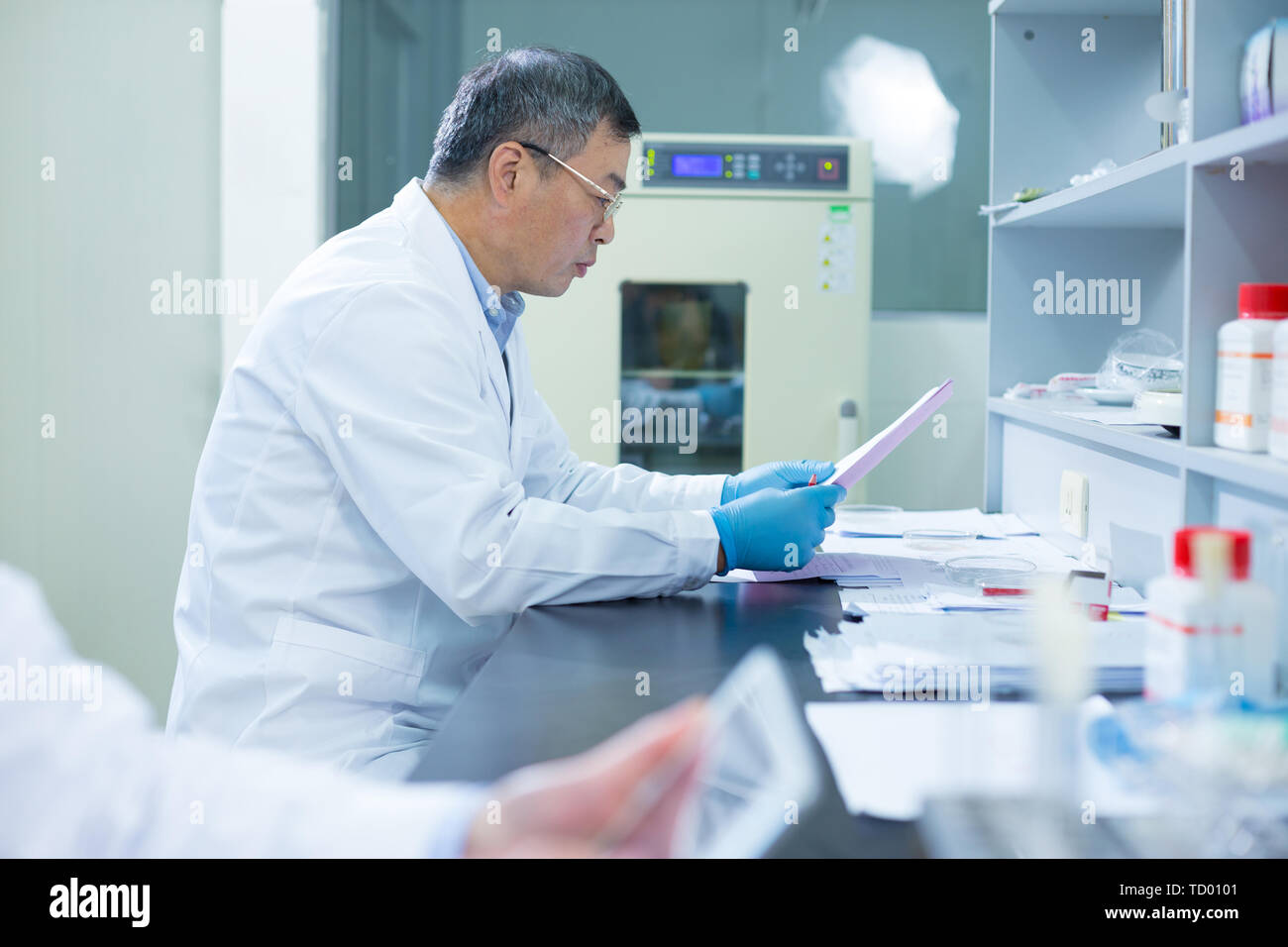 People do medical photography in lab Stock Photo - Alamy