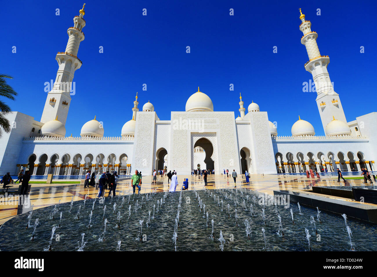 Front view of the beautiful Sheikh Zayed Grand Mosque in Abu Dhabi ...
