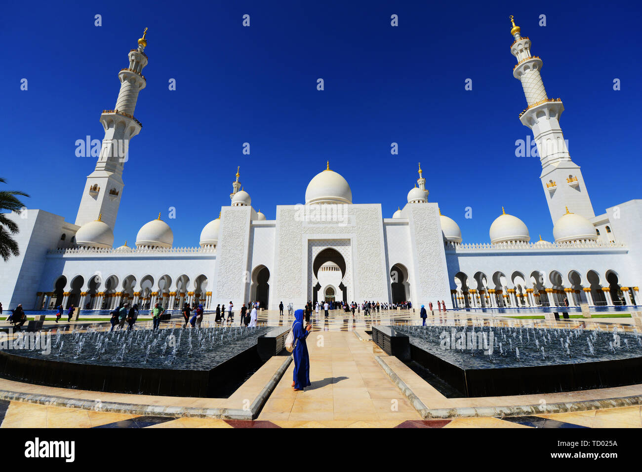 Front view of the beautiful Sheikh Zayed Grand Mosque in Abu Dhabi ...
