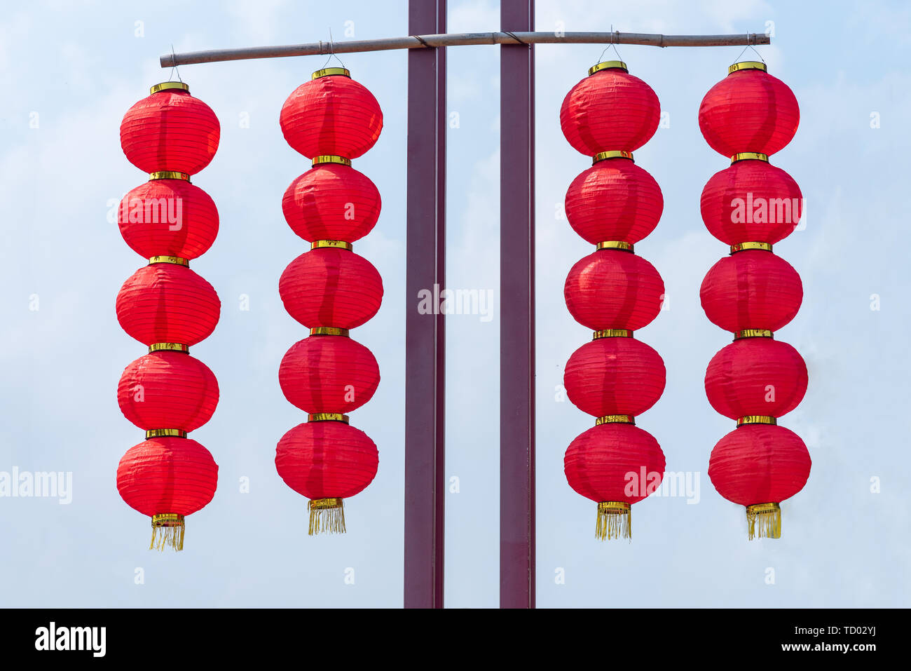 Hanging red lanterns Stock Photo - Alamy