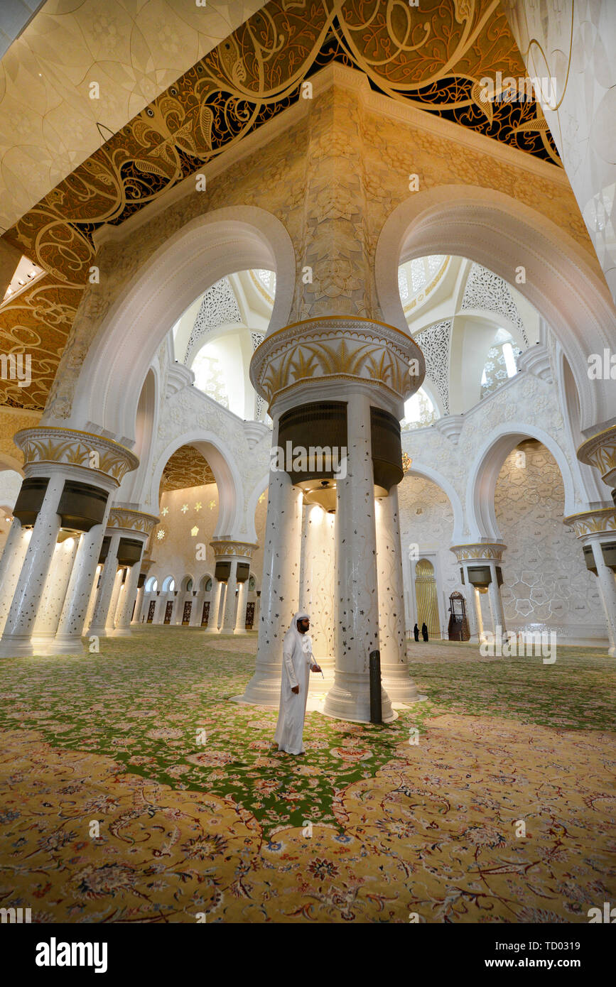 The interior of the beautiful Sheikh Zayed Grand Mosque in Abu Dhabi ...