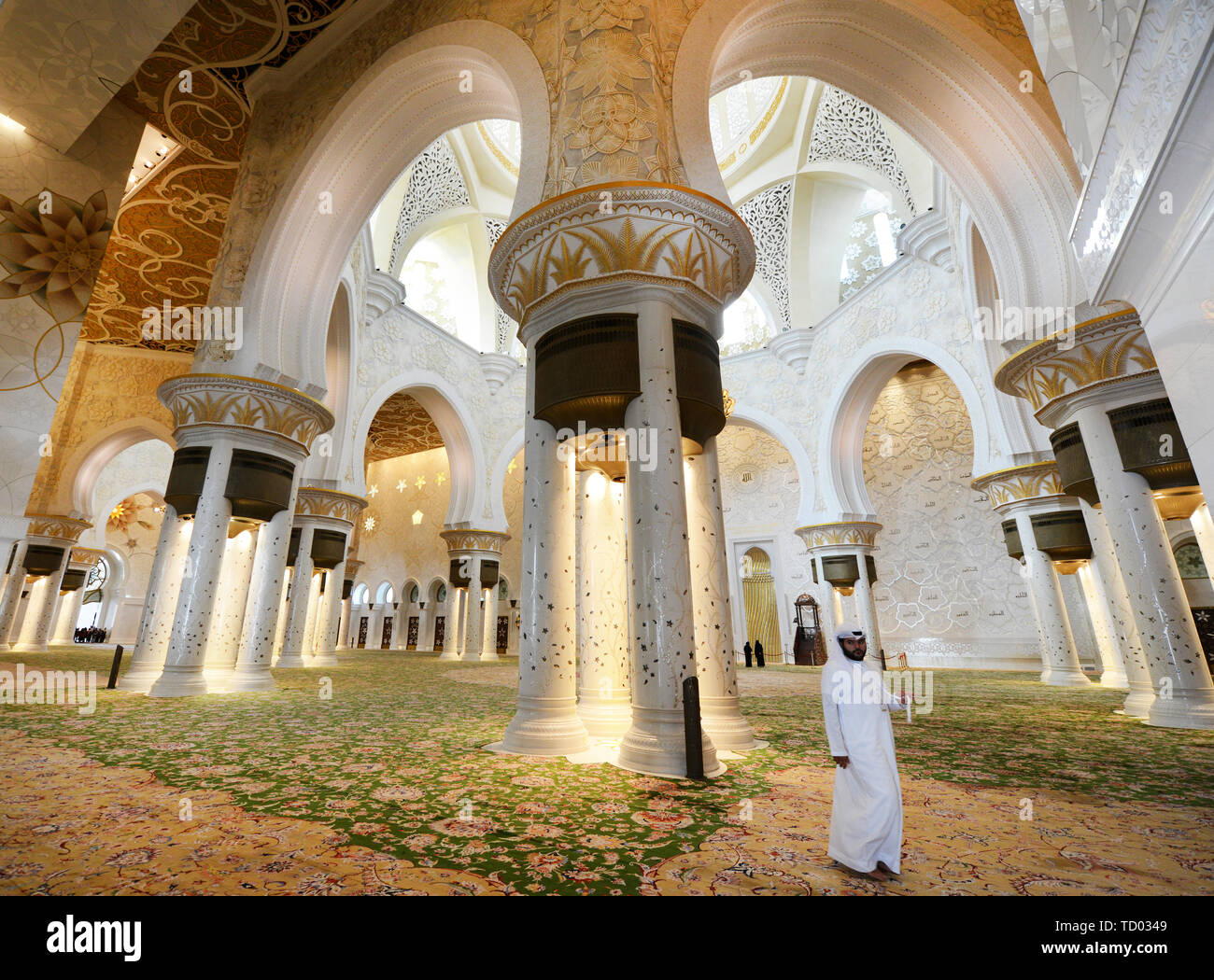 The interior of the beautiful Sheikh Zayed Grand Mosque in Abu Dhabi ...