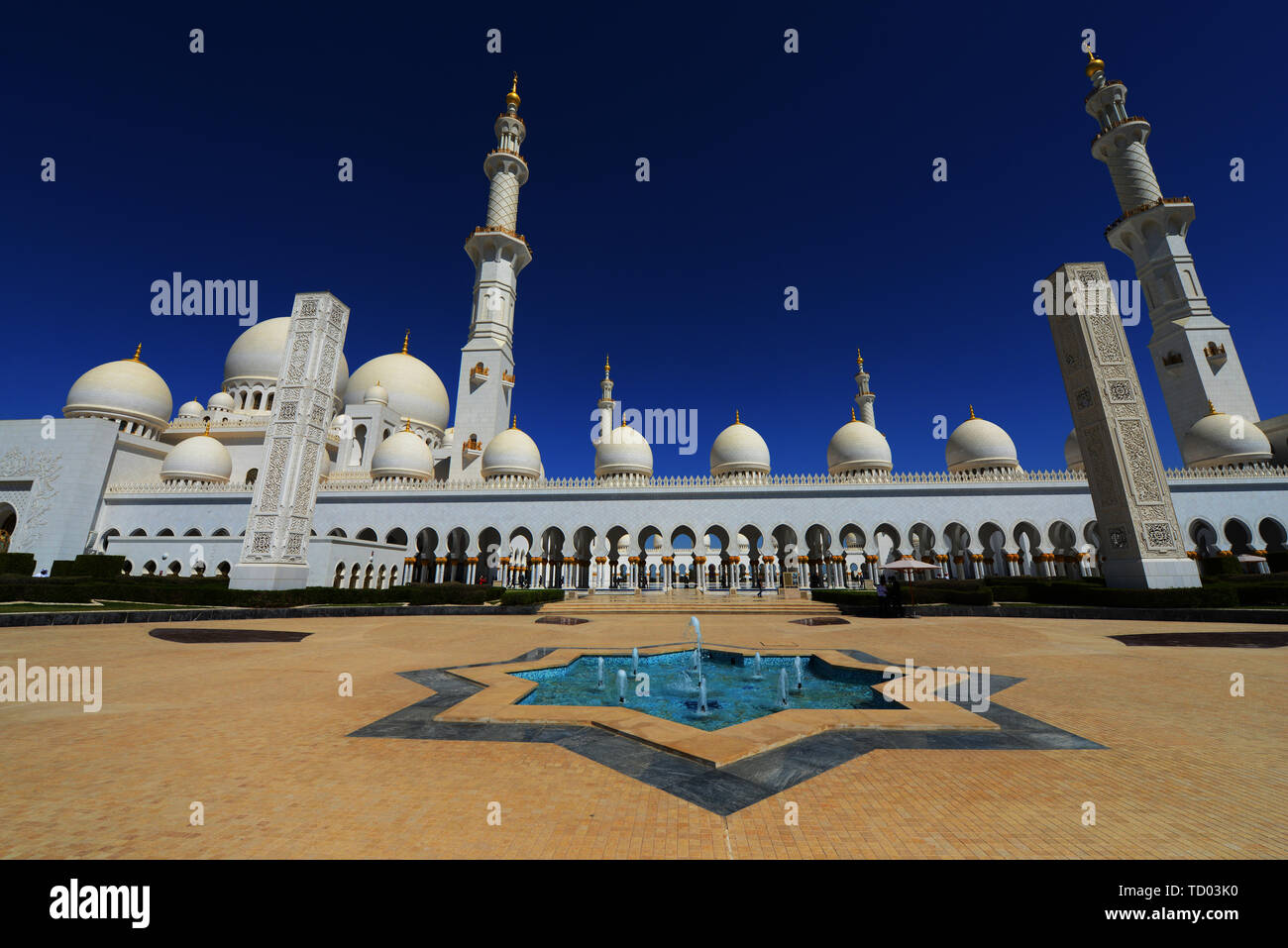The beautiful Sheikh Zayed Grand Mosque in Abu Dhabi Stock Photo - Alamy