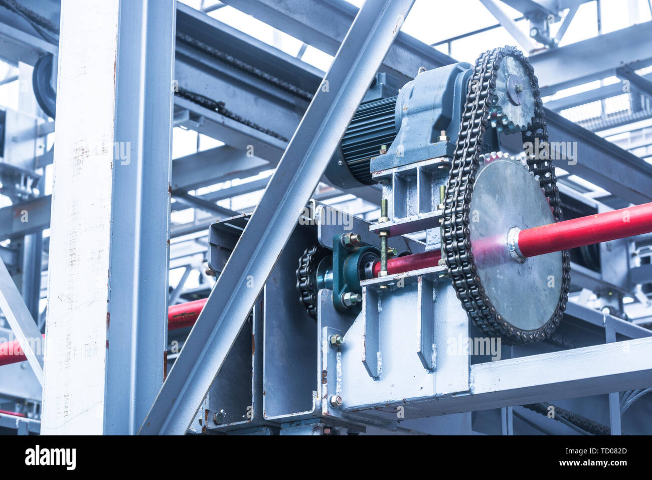 Modern industrial machinery gear with chain close-up Stock Photo - Alamy