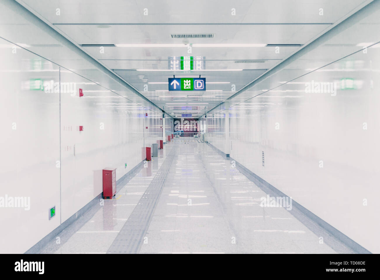 Empty subways hi-res stock photography and images - Alamy