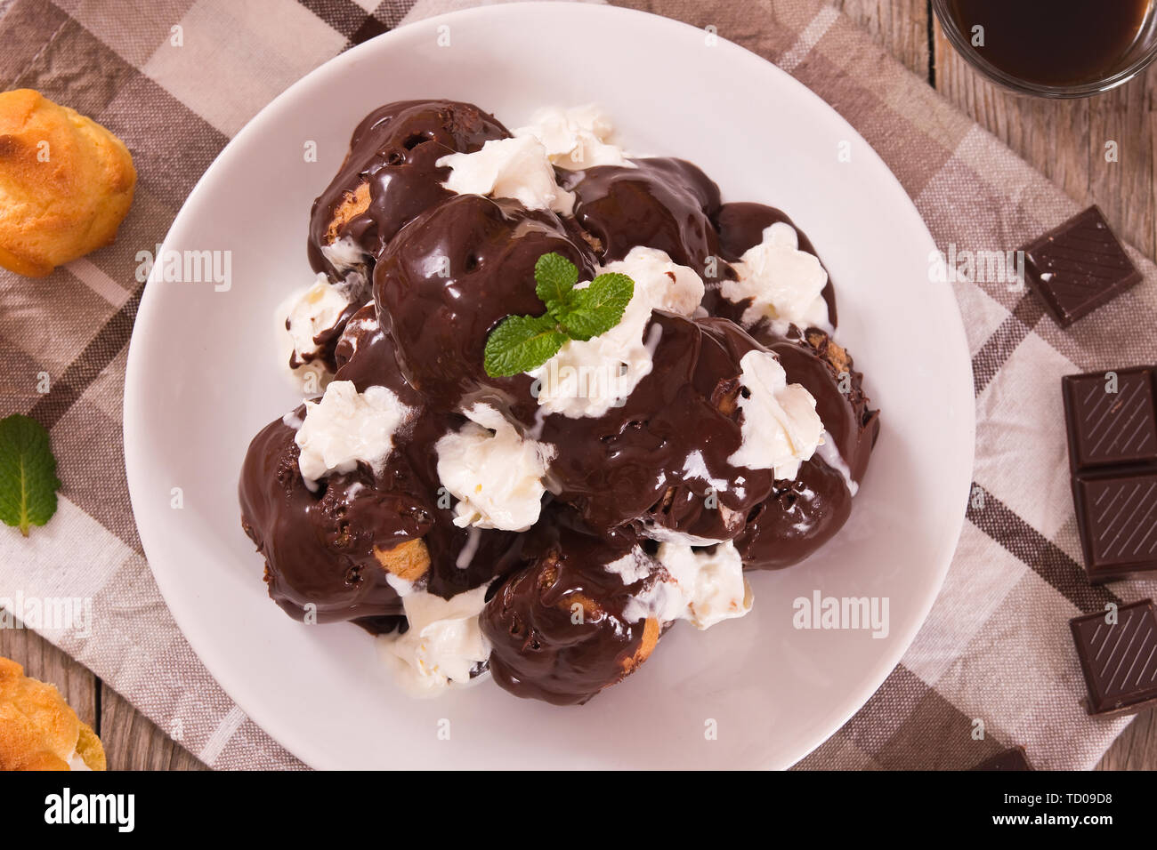 Empty dessert profiterole plate hi-res stock photography and images - Alamy