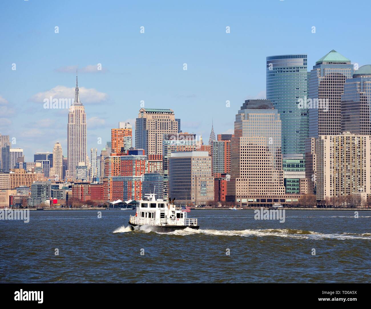 Downtown manhattan skyscraper boat hi-res stock photography and images ...