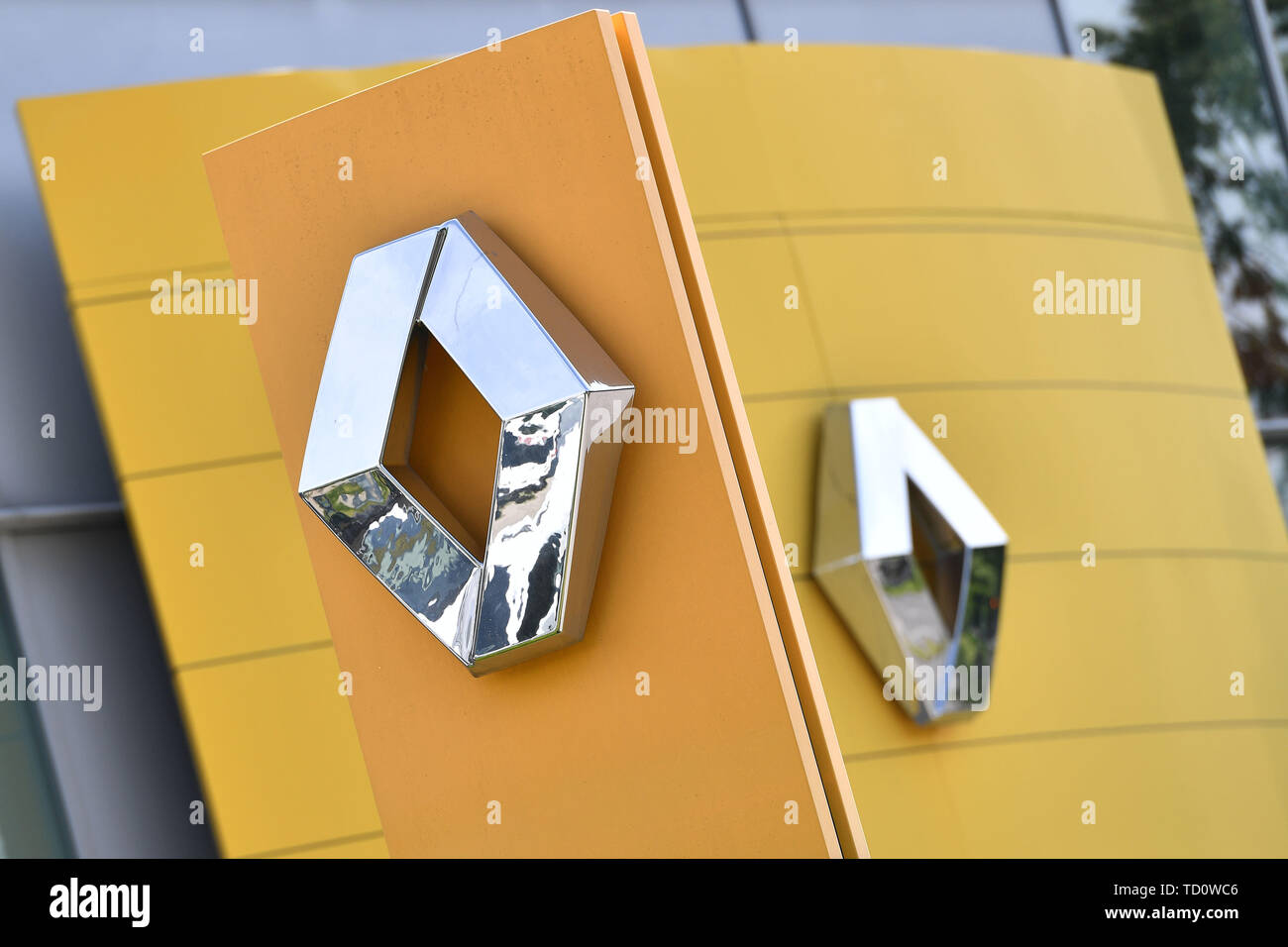 Renault brand emblem at a car dealership, car dealer, contracted label ...