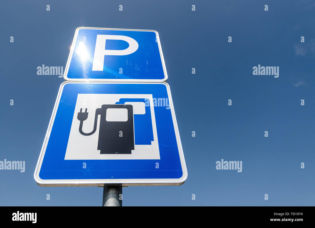 Motorway service station operator hi-res stock photography and images ...