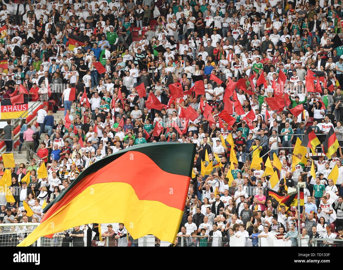 Crowded stands hi-res stock photography and images - Alamy