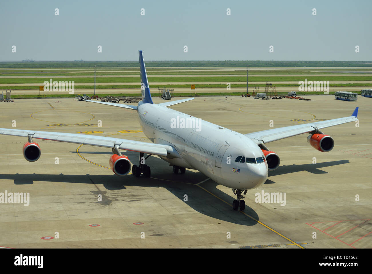 Large airliner hi-res stock photography and images - Alamy