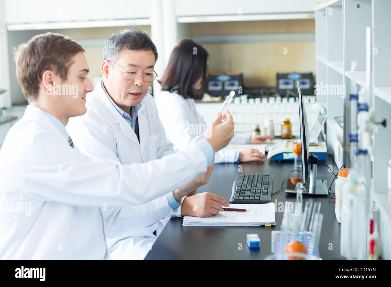 people doing chemical experiment in modern lab Stock Photo - Alamy