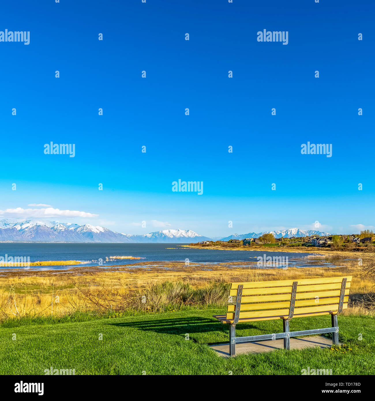 Square empty bench houses hi-res stock photography and images - Alamy